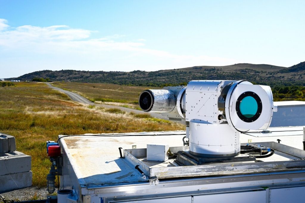 Αμερικανικό όπλο laser καταρρίπτει σμήνος drones σε δοκιμή - Πτήση