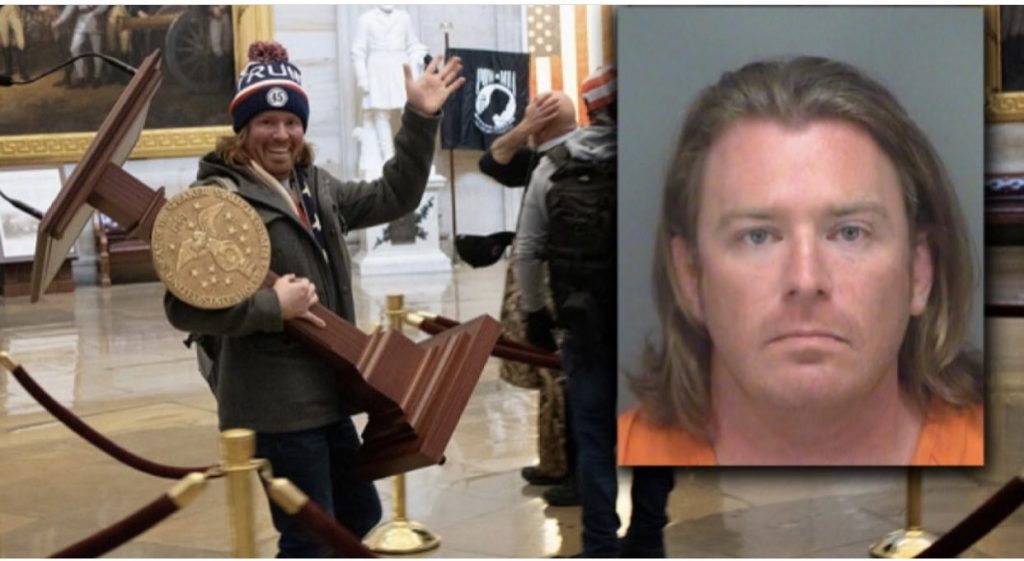 Συνελήφθη ο "lectern guy" του Καπιτωλίου - Πτήση