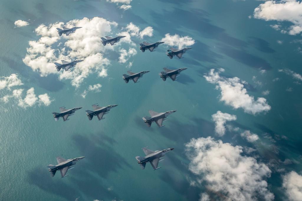 Too many vipers! Φωτογραφία της Ημέρας - Πτήση