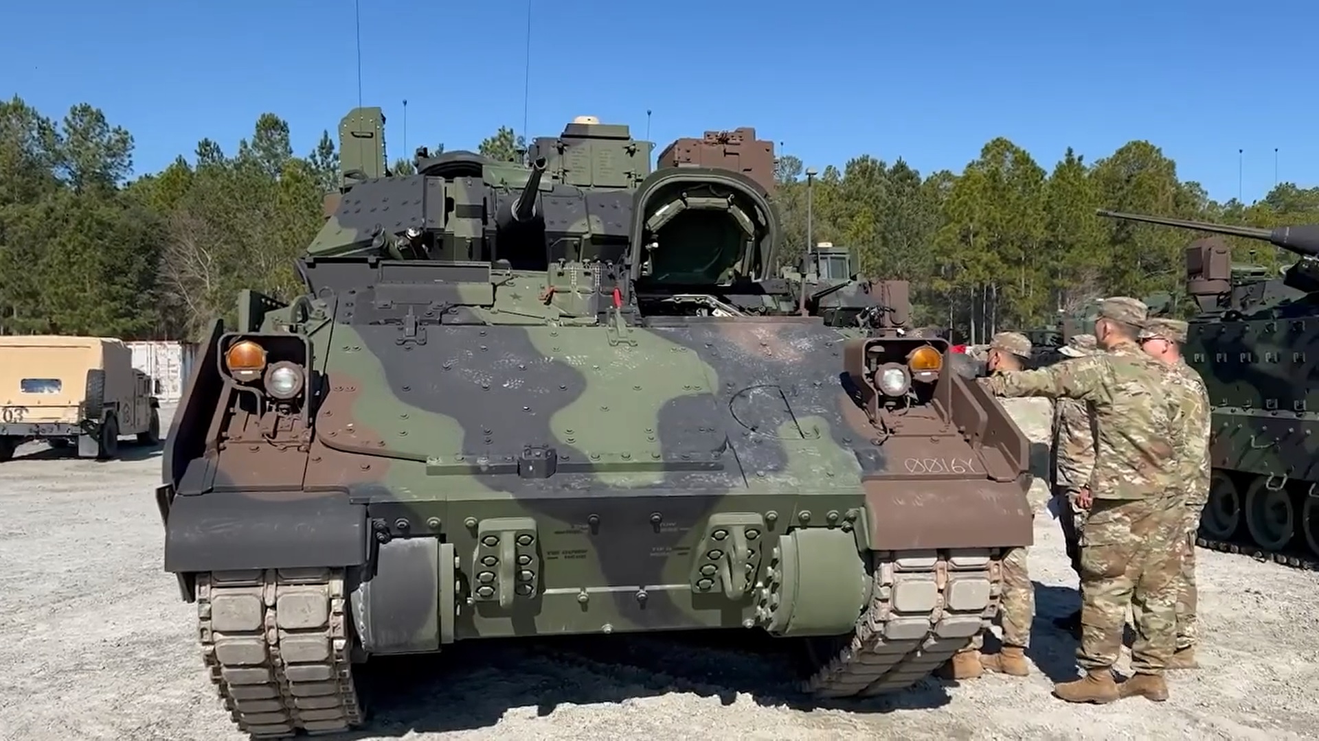 Ο Στρατός των ΗΠΑ παραλαμβάνει την τελευταία έκδοση του Bradley M2A4 ...