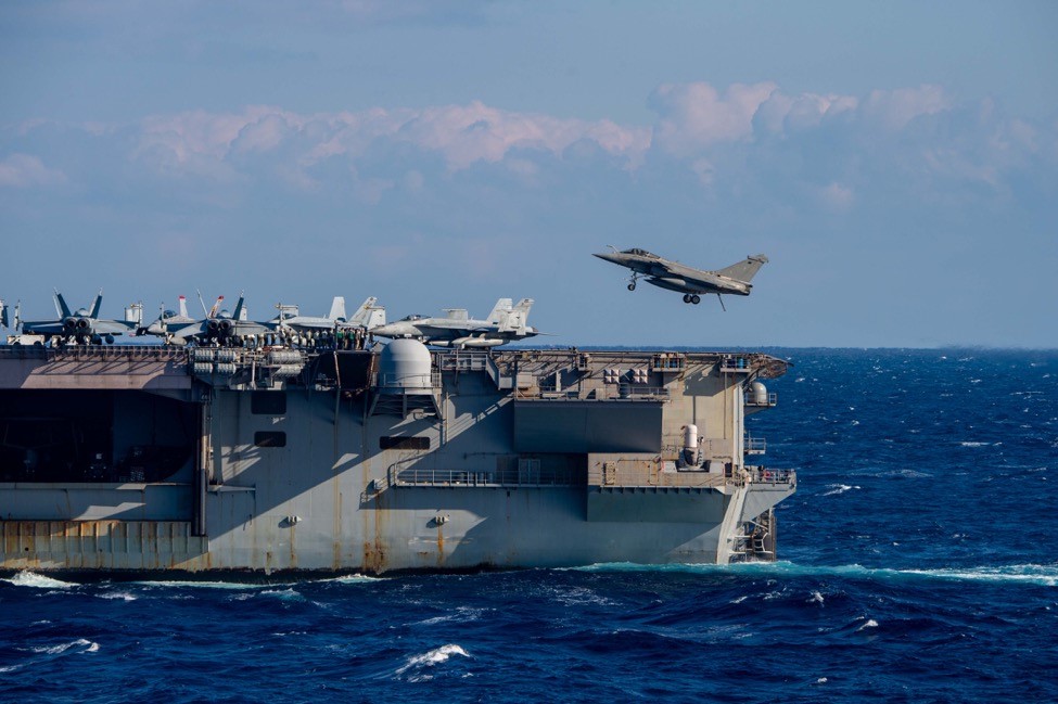 Dual-carrier Operations, Φωτογραφίες της Ημέρας - Πτήση