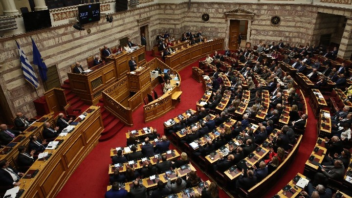 Κυρώθηκε ο κρατικός προϋπολογισμός 2024, με πόσες ψήφους "πέρασαν" οι ...