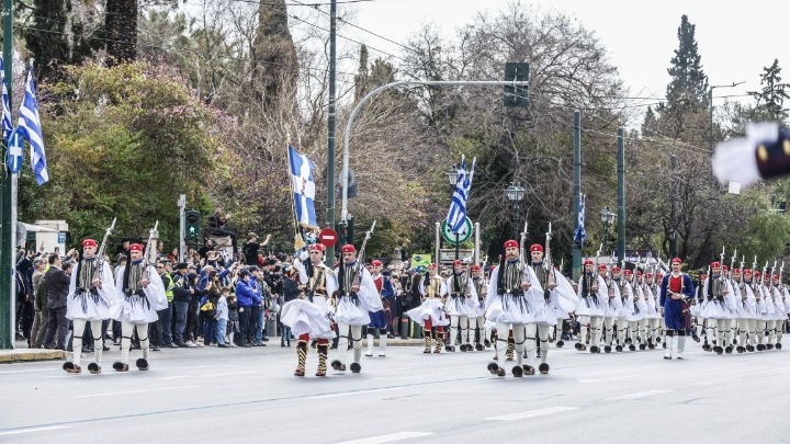 Ελεύθεροι οι επτά που προσπάθησαν να παρεμποδίσουν την παρέλαση! - Πτήση