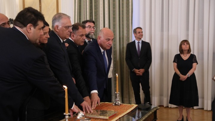 Ορκίστηκαν τα νέα μέλη της κυβέρνησης - Πτήση