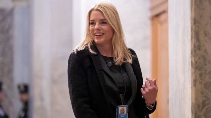 Τραμπ ανακοίνωσε την πρώτη "αντικατάσταση" της κυβέρνησής του: την Παμ ...