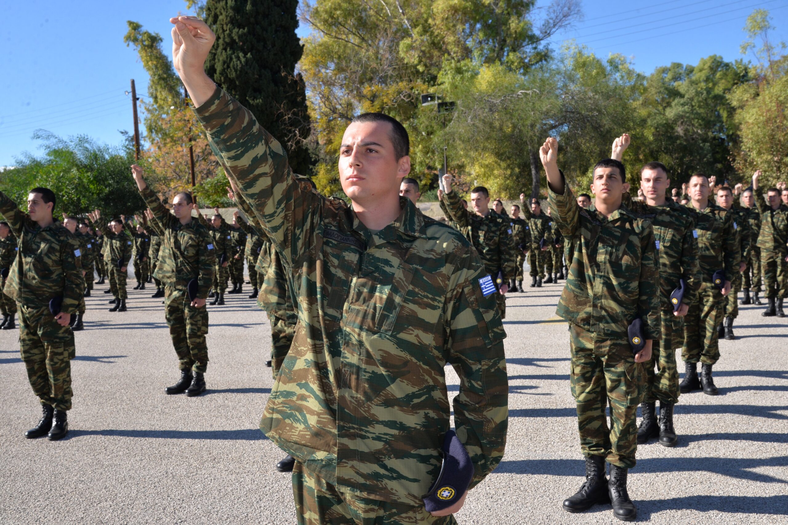Δημοσκόπηση: 7 στους 10 Έλληνες θα πολεμήσουν για την πατρίδα - τι λέμε ...