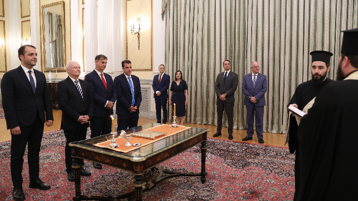 Ορκίστηκαν τα νέα μέλη της κυβέρνησης στο Προεδρικό Μέγαρο - Πτήση