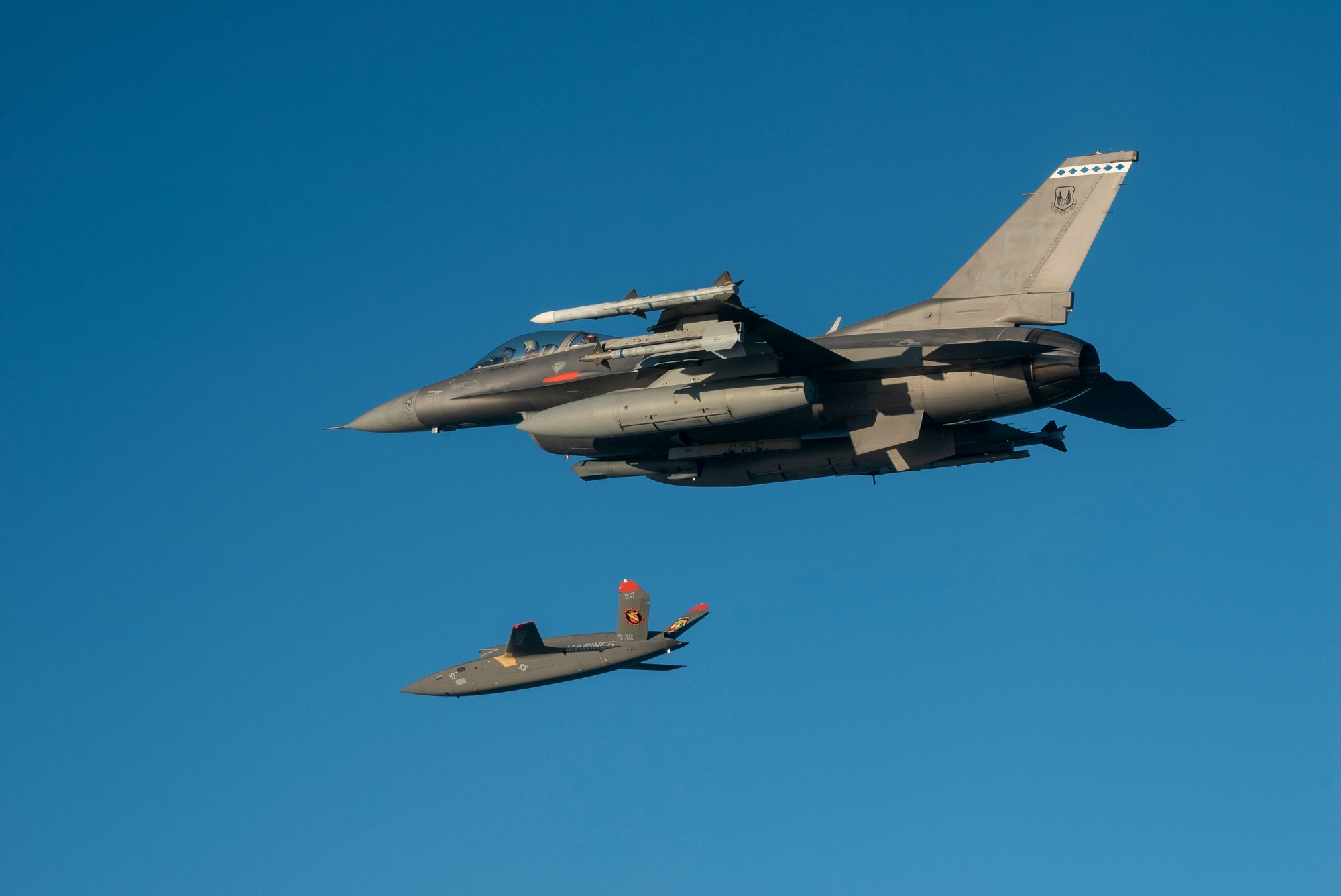 ΕΞΕΛΙΞΗ: Στις ΗΠΑ ήδη δοκιμάζουν F-16 μαζί με μη επανδρωμένα - νέο ...