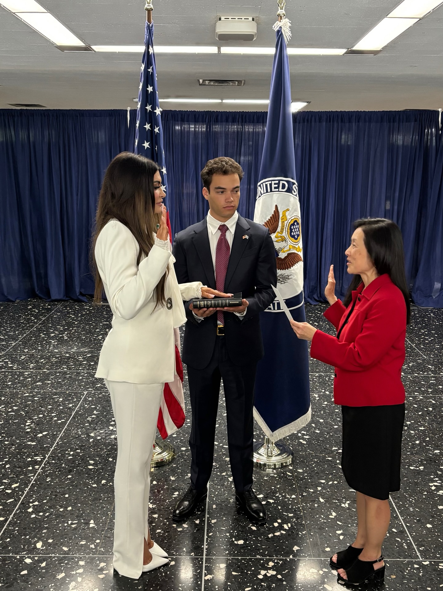 Η Kimberly Guilfoyle ορκίστηκε η πρώτη γυναίκα Πρέσβειρα των ΗΠΑ στην ...