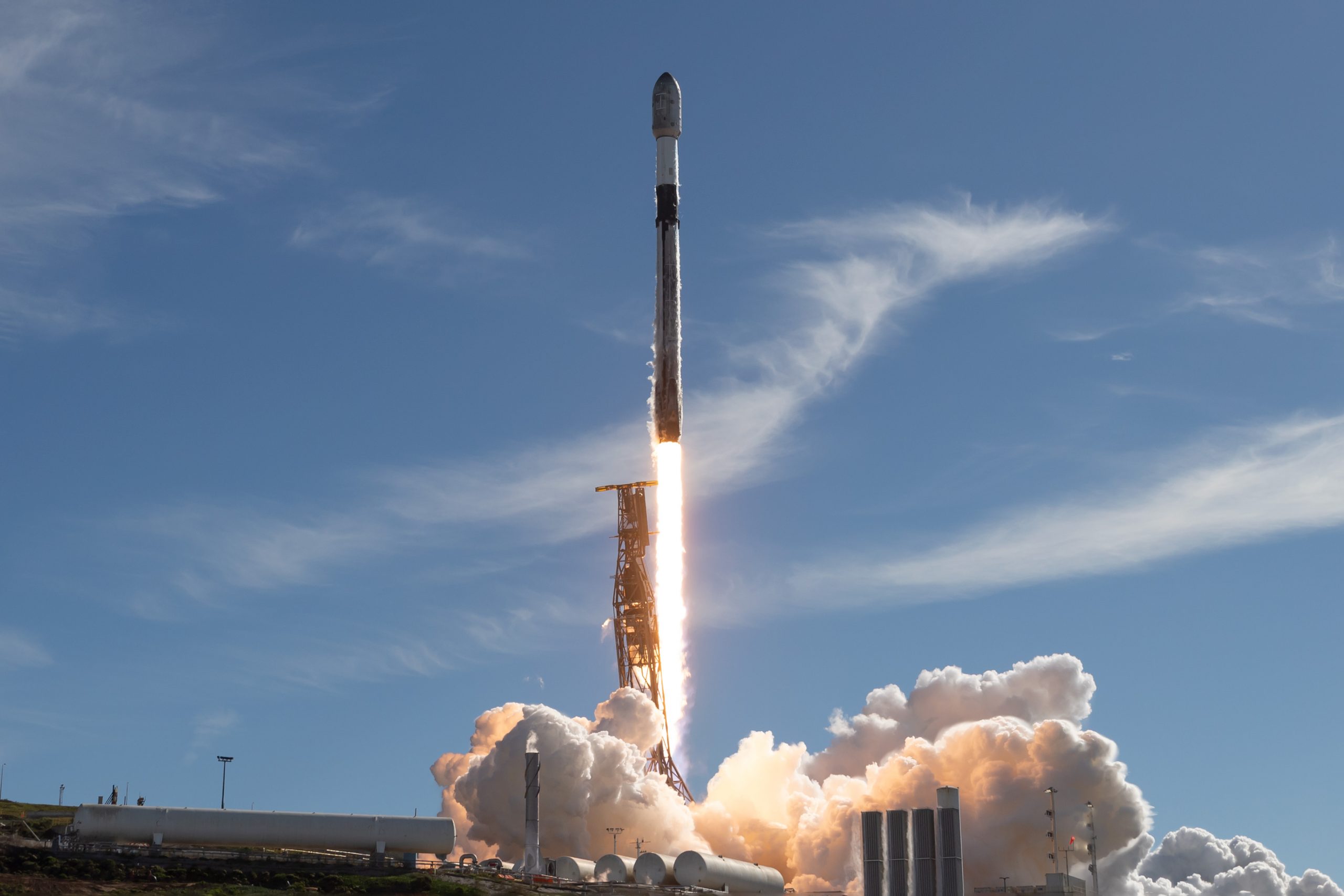 Η SpaceX εκτοξεύει 28 δορυφόρους Starlink με Falcon 9 από την ...
