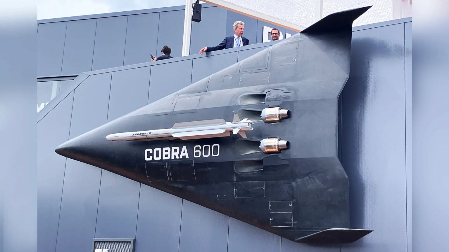 Cobra 600, μη επανδρωμένο αναχαιτιστικό με πύραυλο IRIS-T - Πτήση