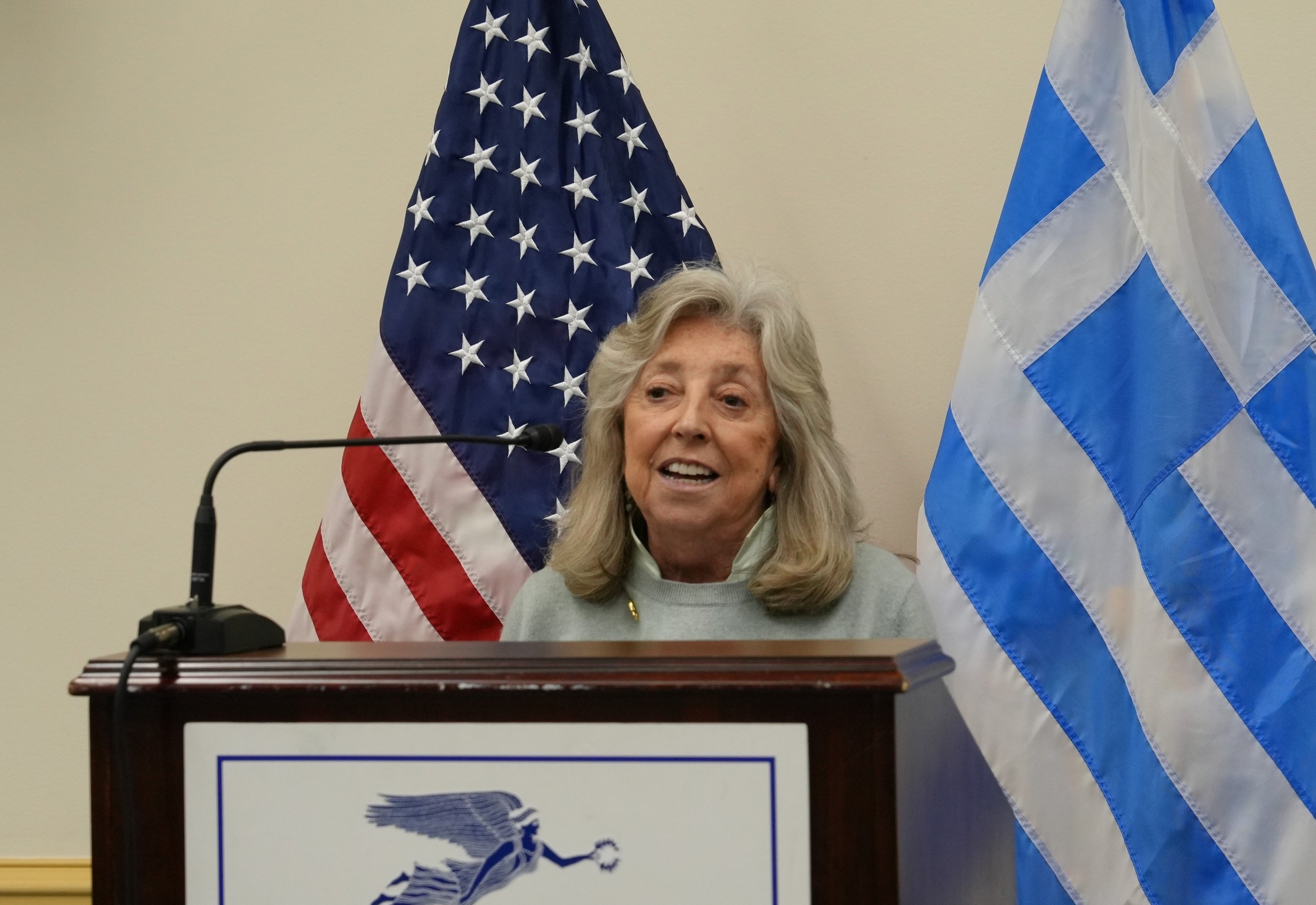 Ελληνοαμερικανίδα βουλευτής τα... ψέλνει κανονικά στον φιλότουρκο Τομ ...